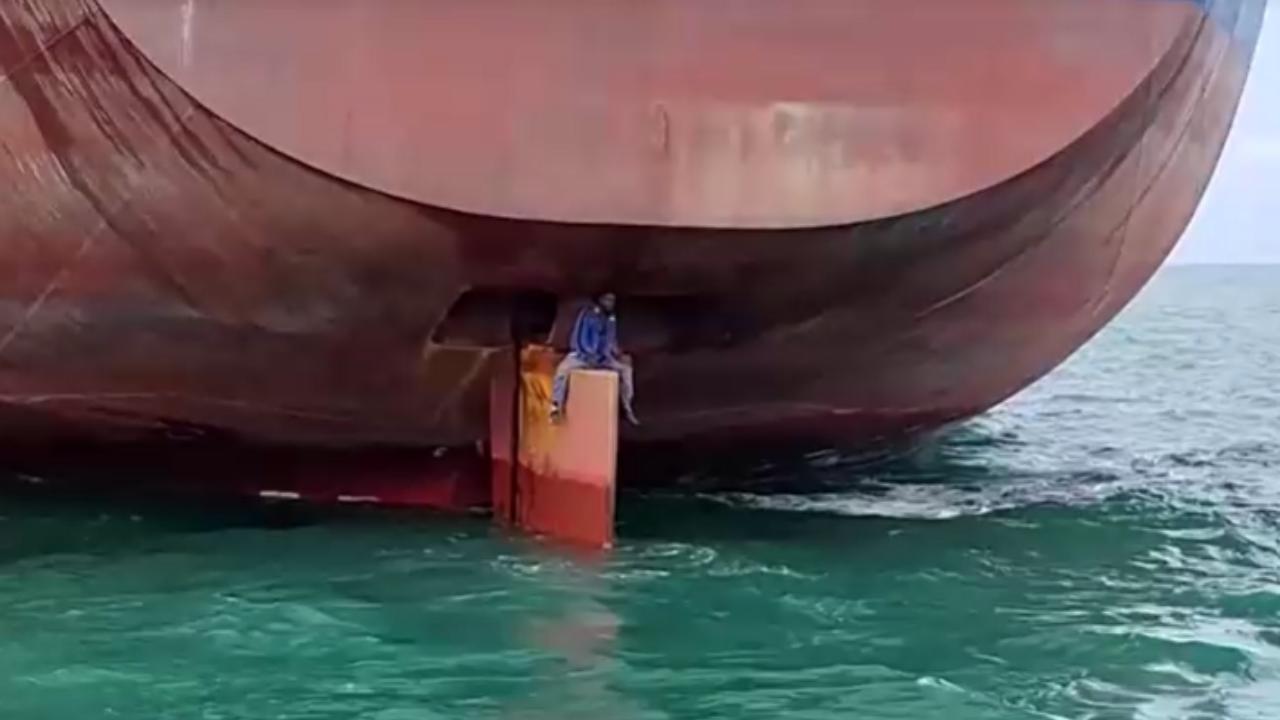 QUELLE 4 VITE APPESE AL TIMONE DELLA NAVE IN MEZZO ALL'OCEANO ...
